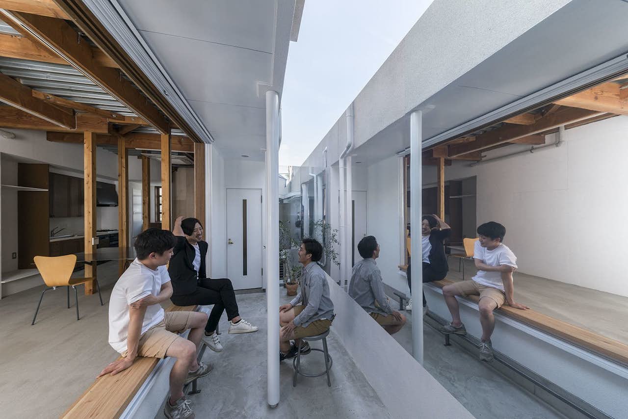 8 Structures and Spaces That Use Mirrored or Reflective Surfaces in ...