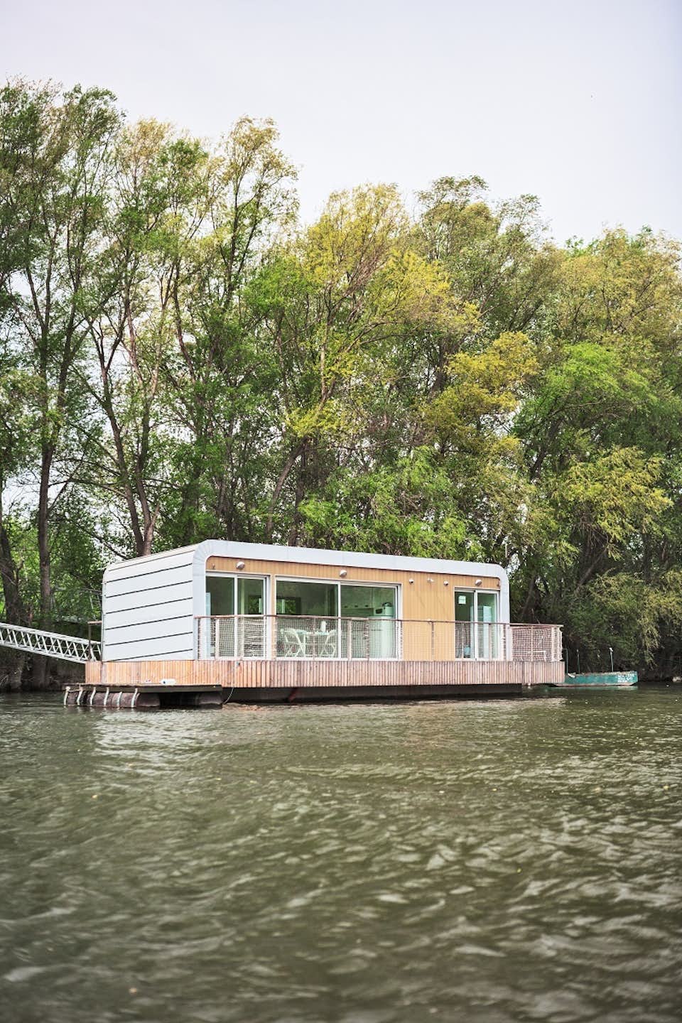 6 Modular Houseboat and Floating Home Manufacturers Around the World ...