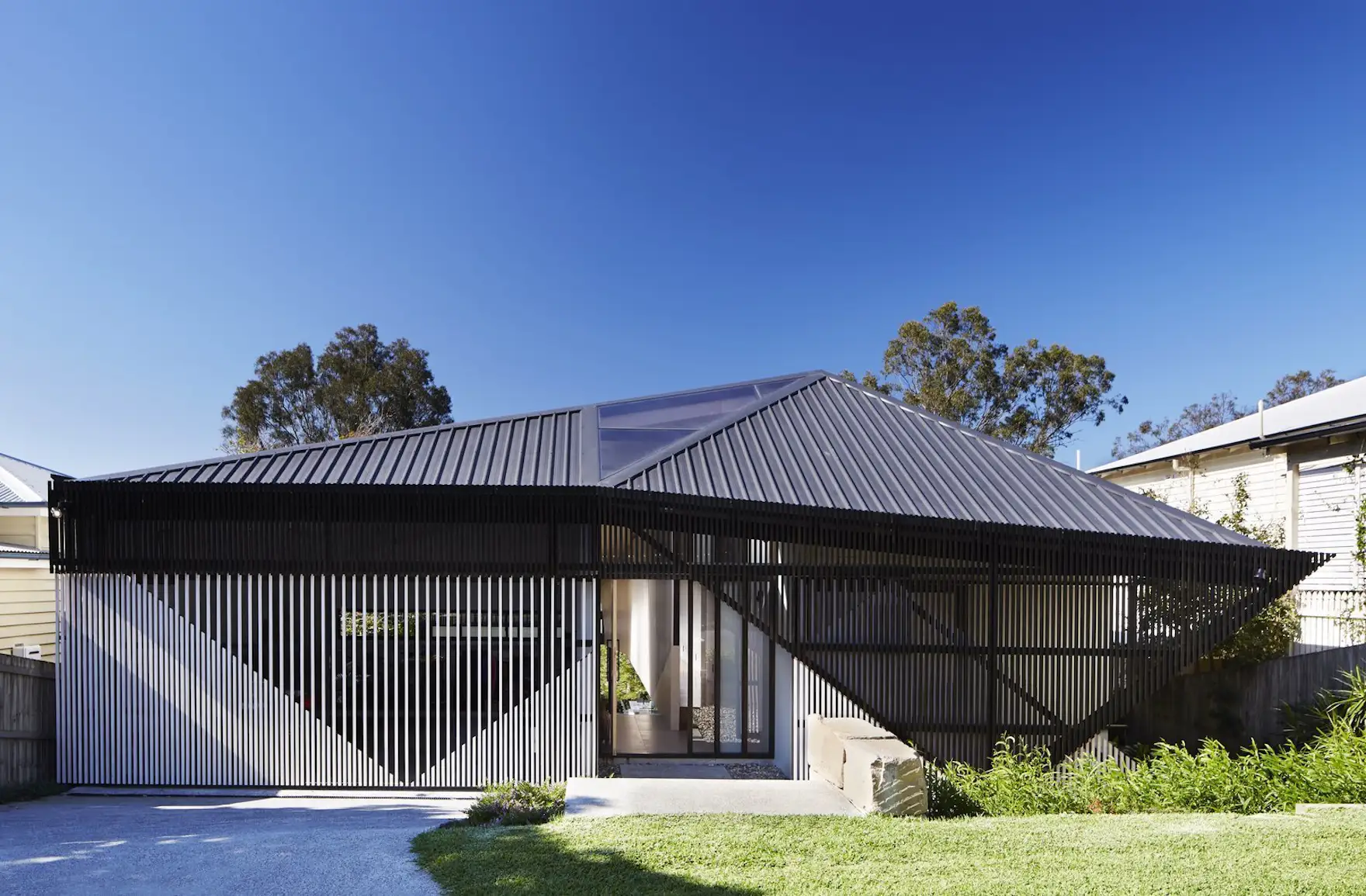 Photo 6 of 19 in 9 Best Homes With Interesting Screened Facades - Dwell