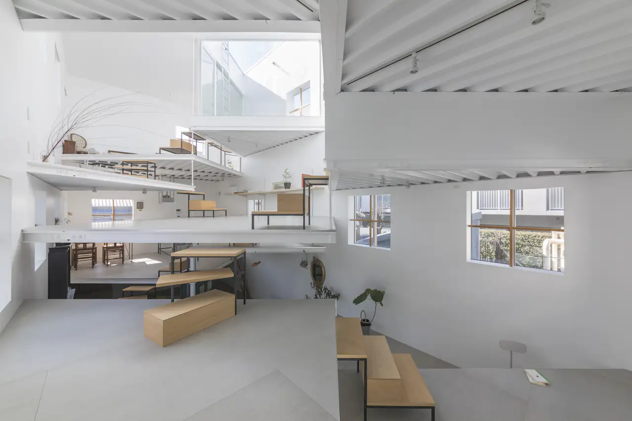 13 Spiraling Platforms Increase Space and Connection in This One-Room ...