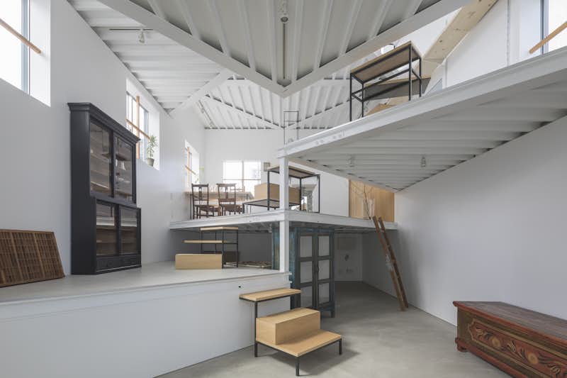 13 Spiraling Platforms Increase Space and Connection in This One-Room ...