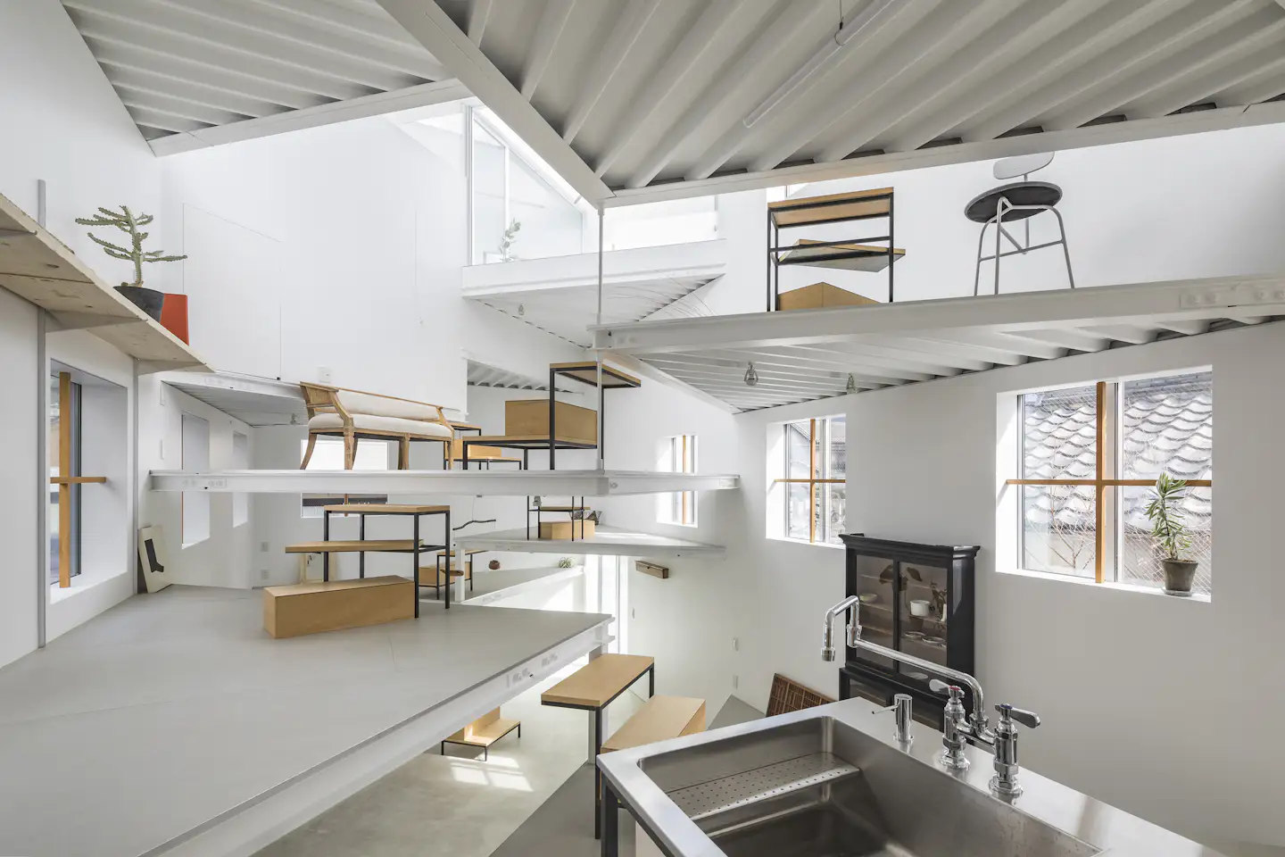 13 Spiraling Platforms Increase Space and Connection in This One-Room ...