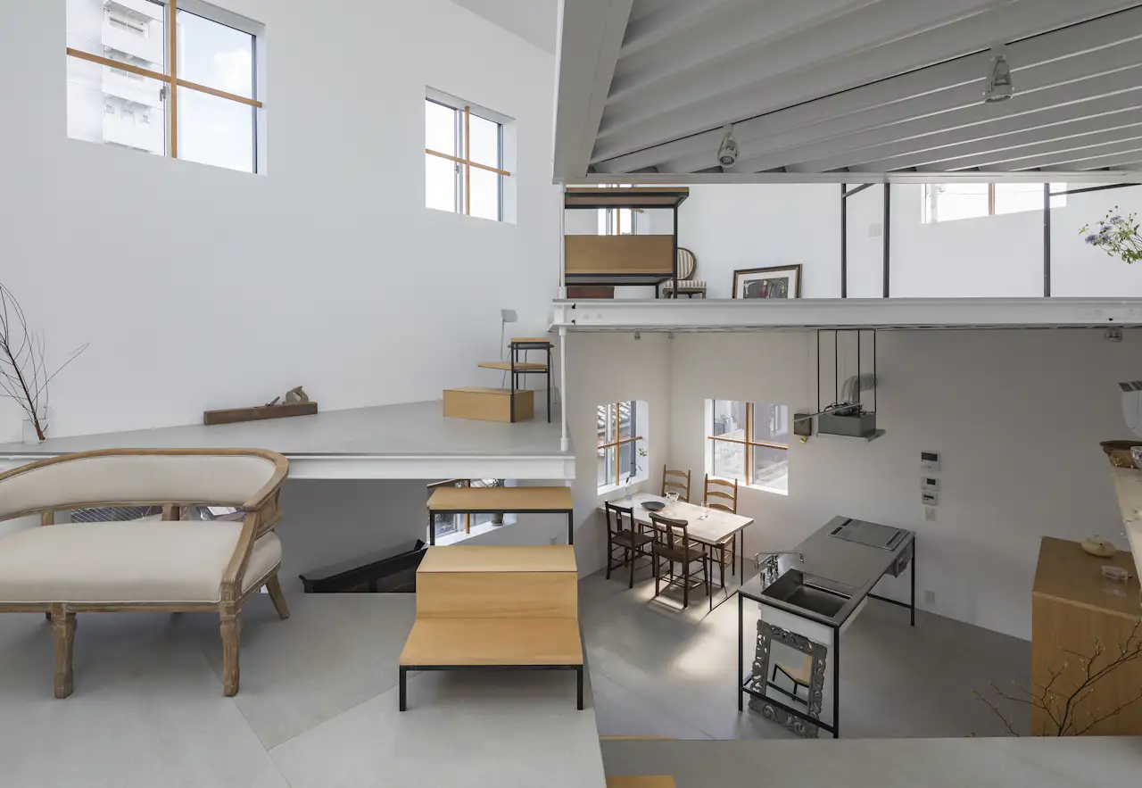 13 Spiraling Platforms Increase Space and Connection in This One-Room ...