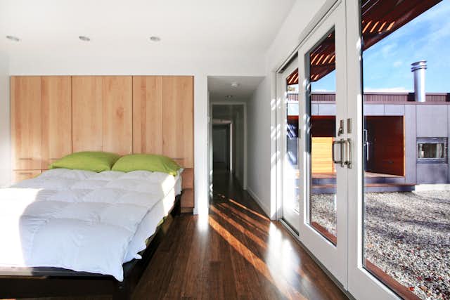 Photo 10 of 14 in 7 Efficient Prefabs That Prove the Power of Modular ...