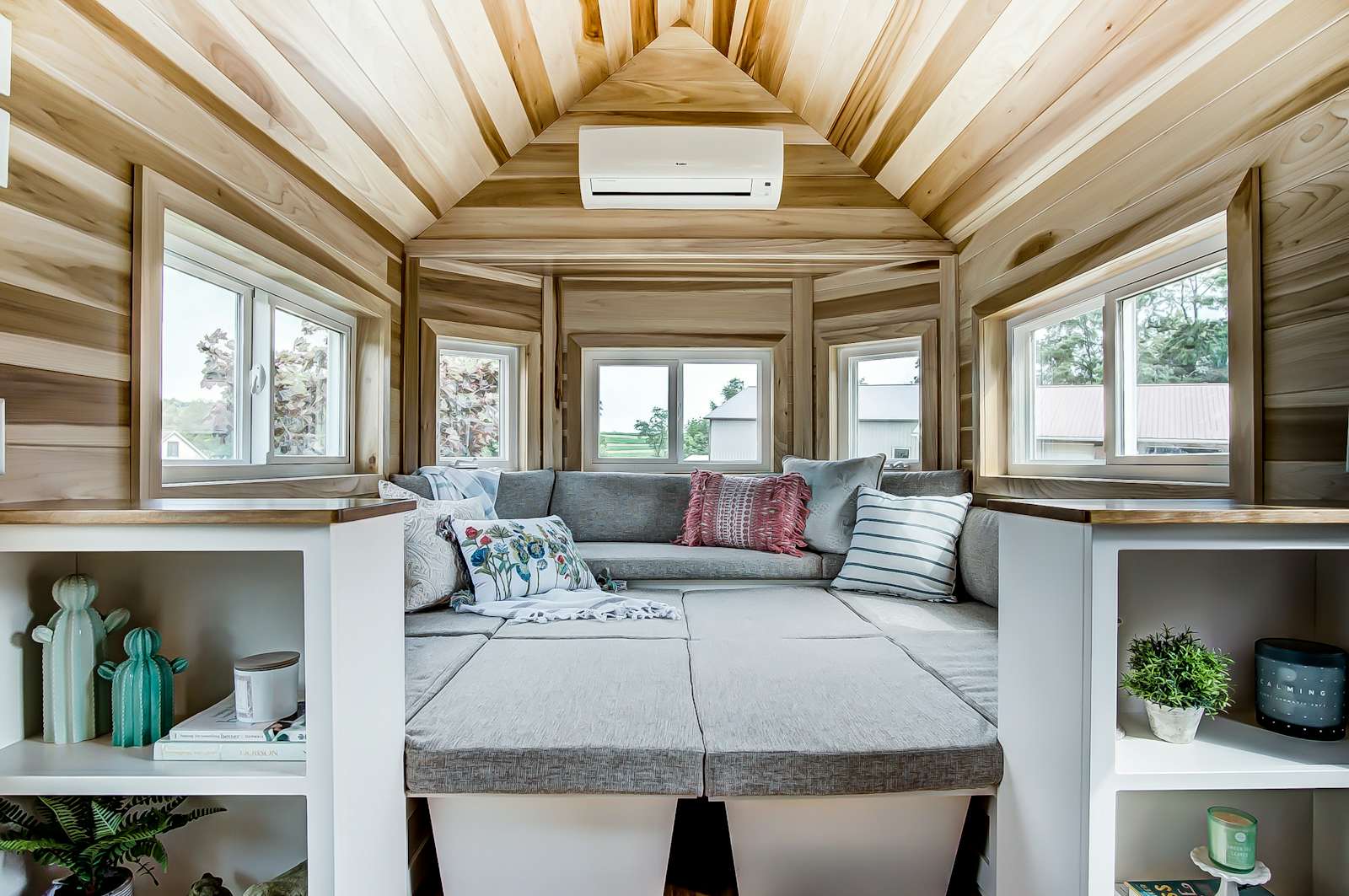 Photo 3 of 11 in This 270-Square-Foot Tiny Home Is Now Up For Grabs at ...