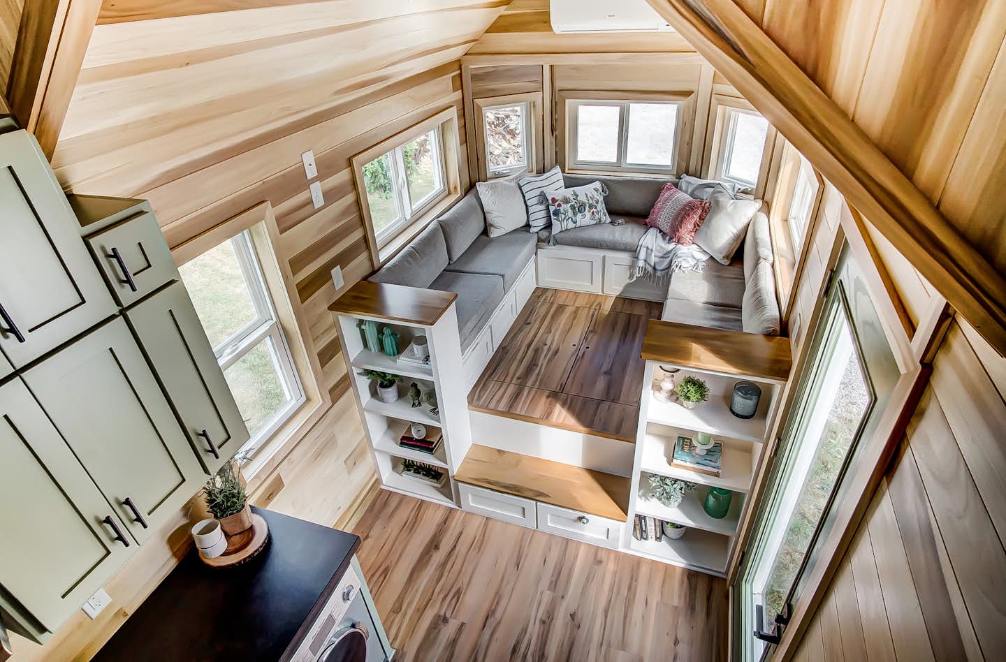 Photo 2 of 11 in This 270-Square-Foot Tiny Home Is Now Up For Grabs at ...
