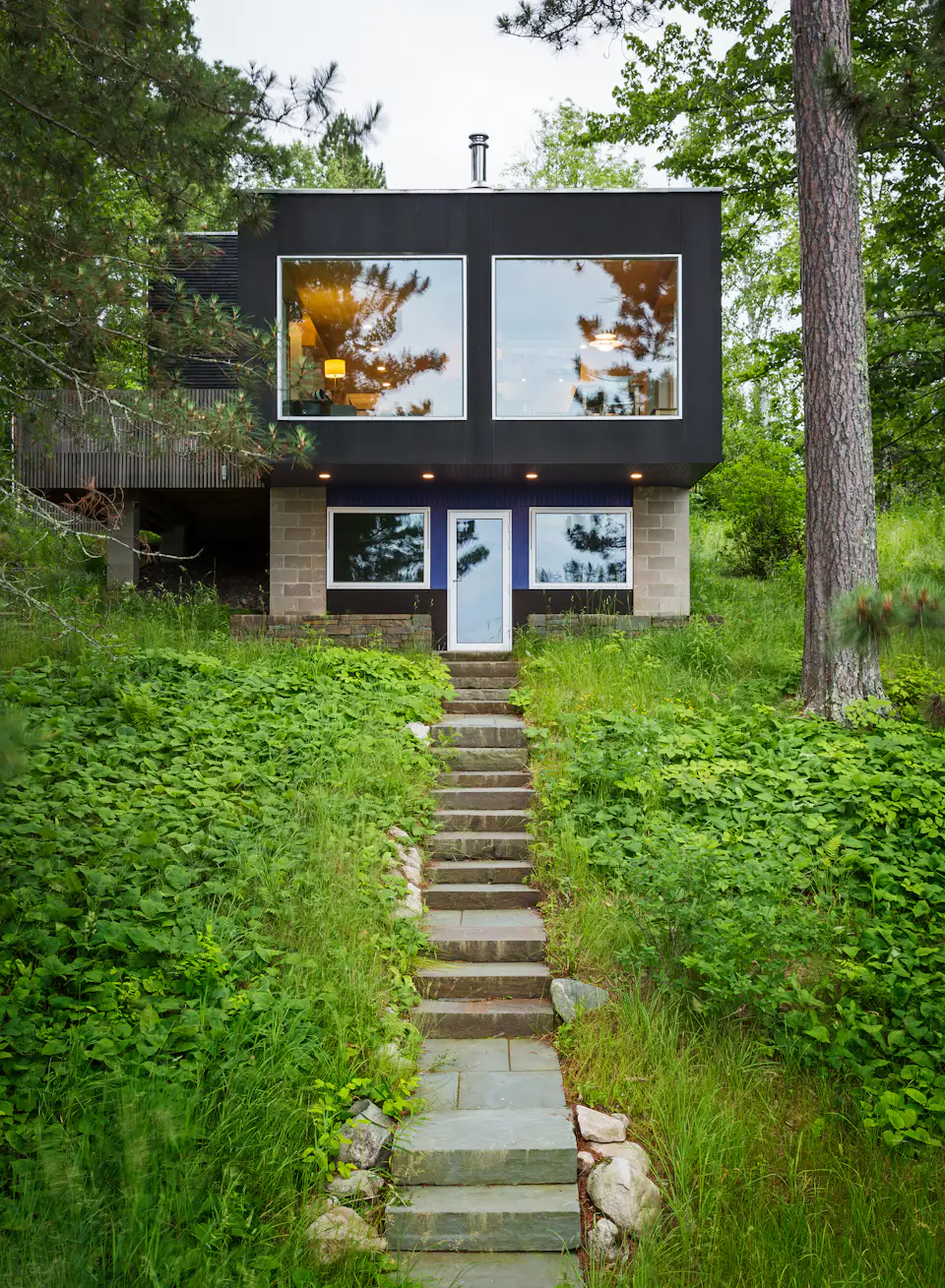 Photo 3 of 15 in Two Rectangular Volumes Unite to Form a Colorful ...