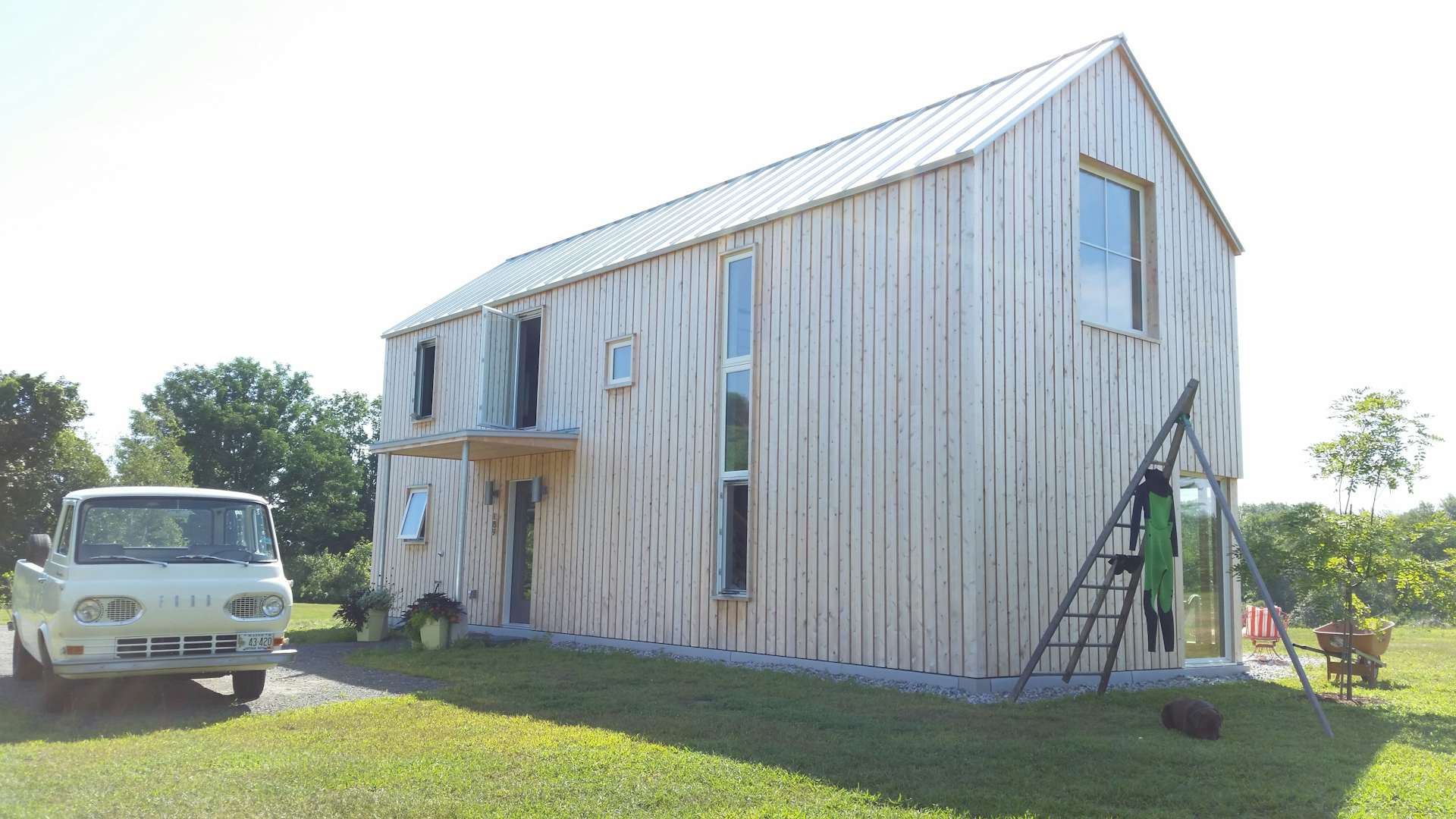 Photo 20 of 32 in 30 “Surf Shacks” That Make Laid-Back Living Look ...