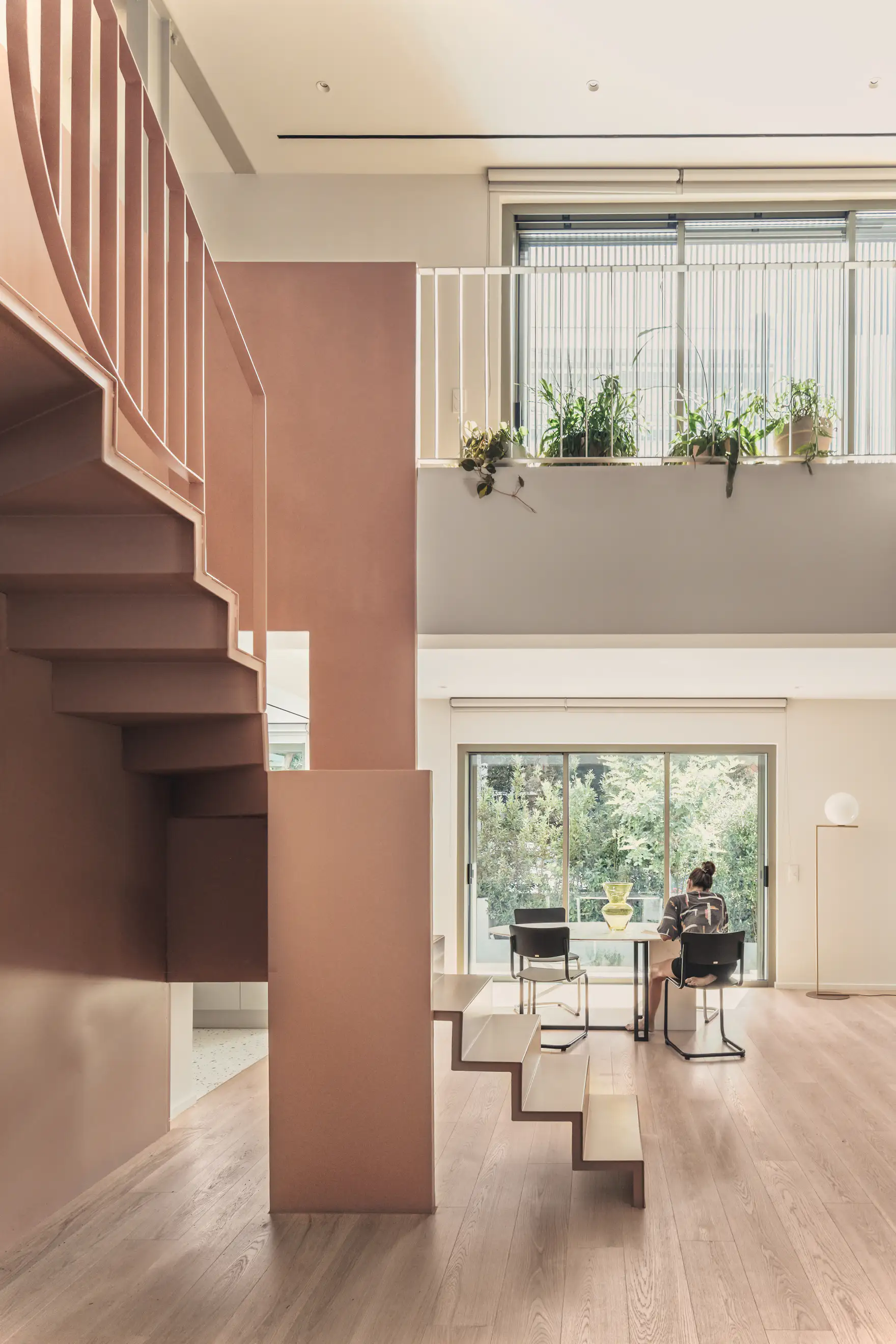 This 1960s Home Feels Contemporary Thanks to a Pastel Pink Staircase ...