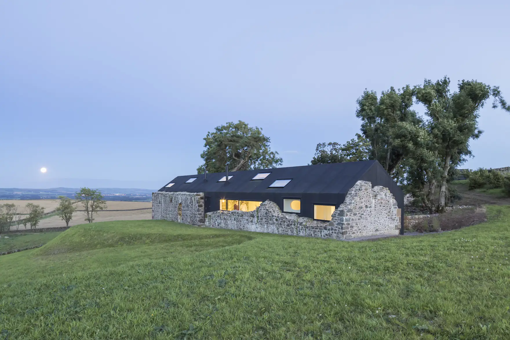 This Renovated Scottish Farmhouse With Sinuous Interior Walls Is a Jaw ...