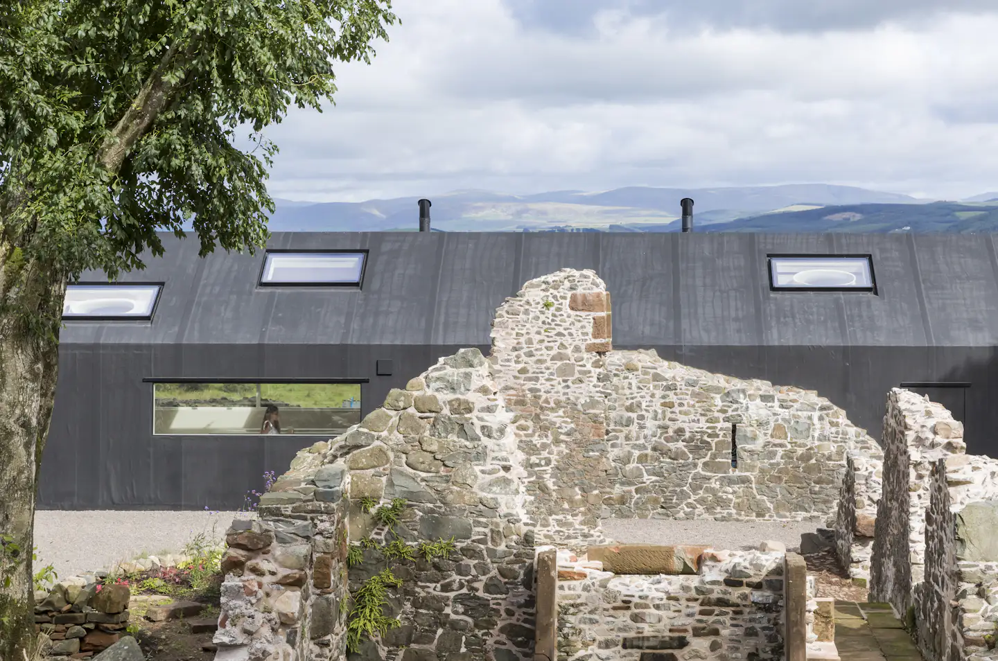 Photo 2 of 9 in This Renovated Scottish Farmhouse With Sinuous Interior ...