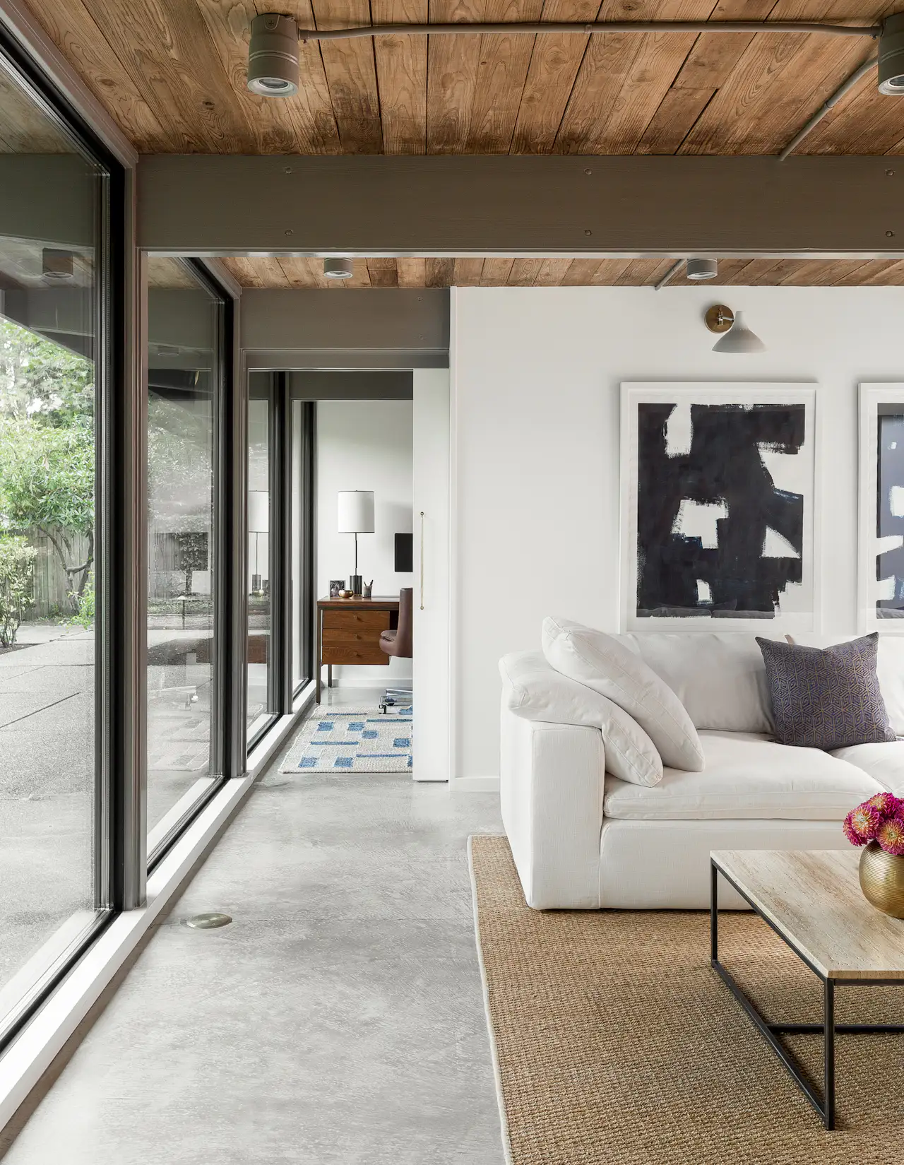 Photo 8 of 17 in A 1957 Midcentury in Seattle Receives a Striking ...