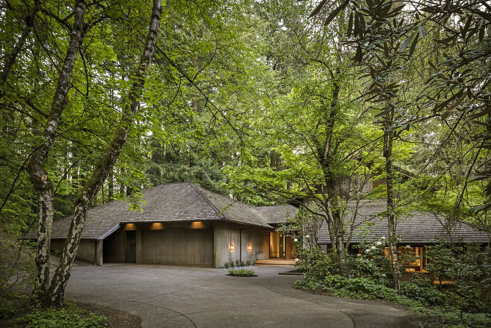 Photo 2 of 20 in A Dreamy Forest Home by a Renowned Pacific Northwest ...