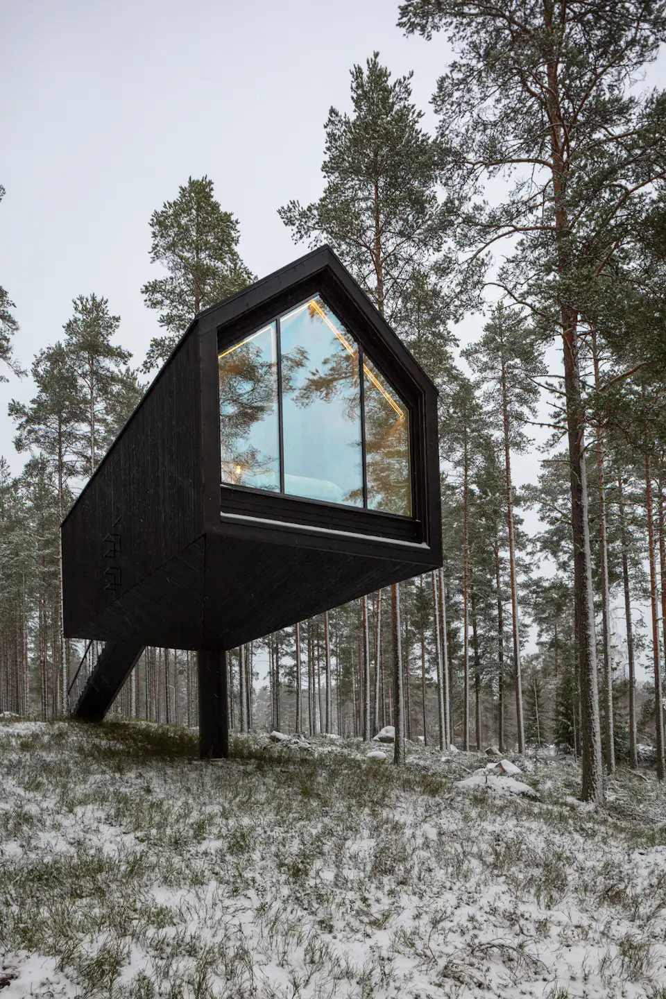 Photo 8 of 15 in 15 Black Cabins That Make the Case for Dark Exteriors ...