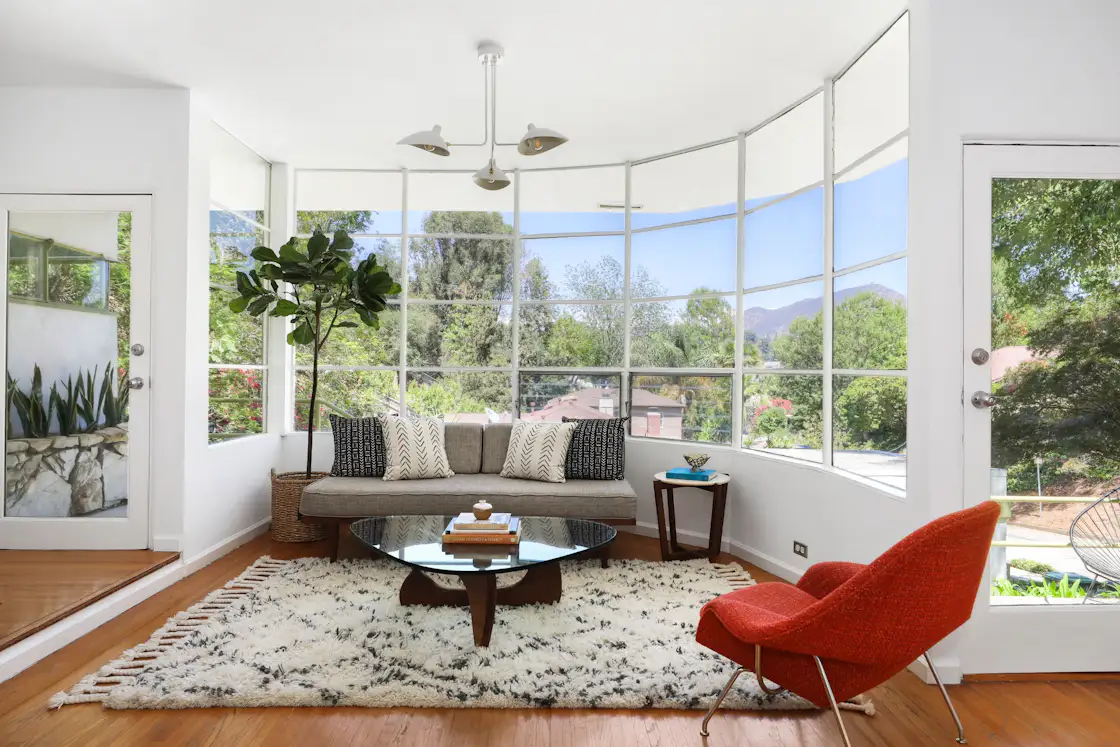 Photo 4 of 21 in In Los Angeles, a Streamline Moderne With a Modernist ...