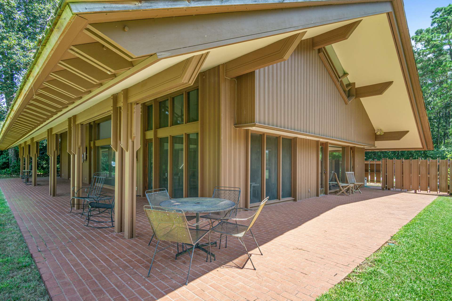 Photo 14 of 16 in A Midcentury-Style Home by Fay Jones Lists for the ...