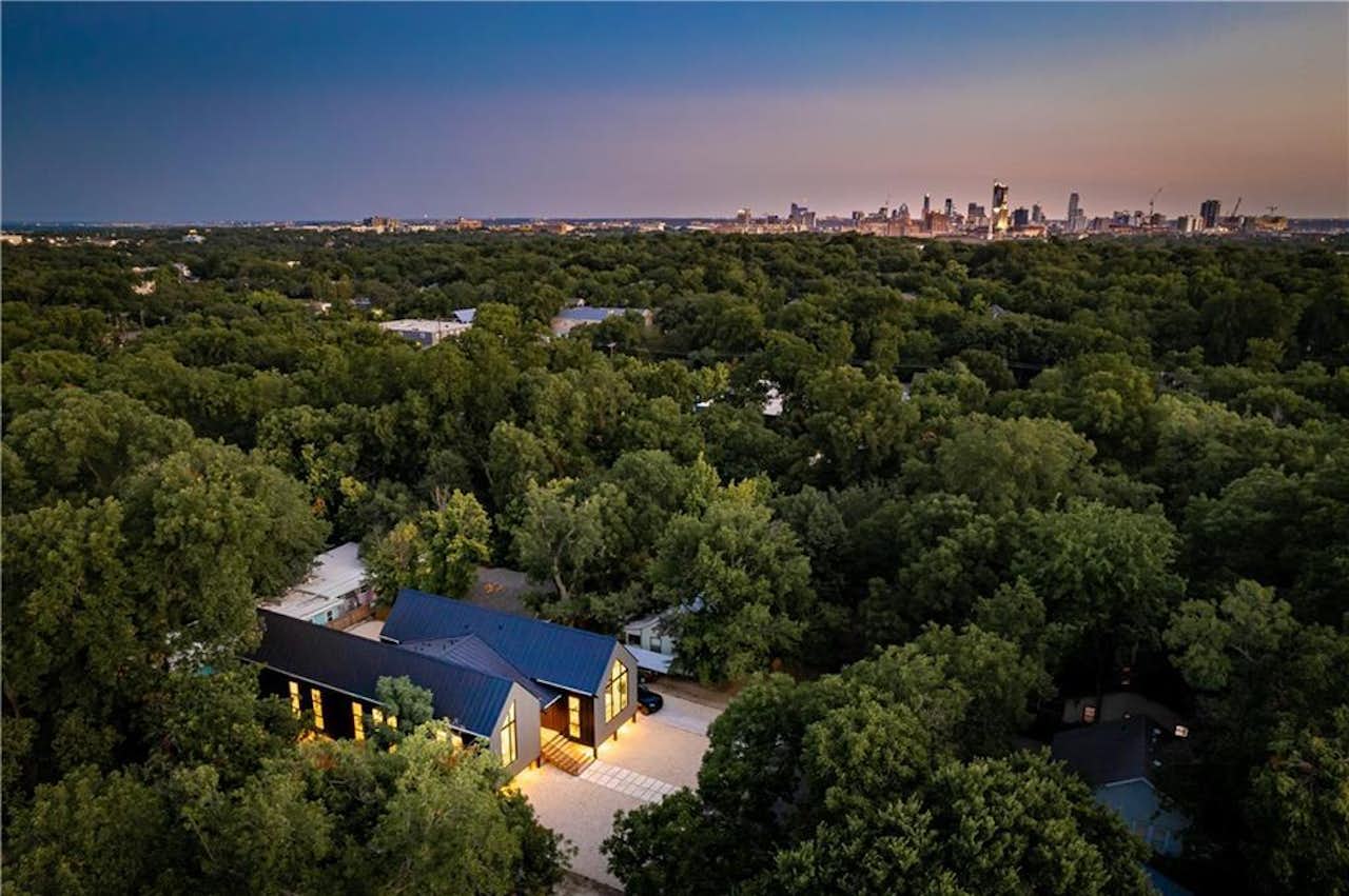 Photo 3 of 4 in This “Floating” Scandinavian-Style Austin Residence ...