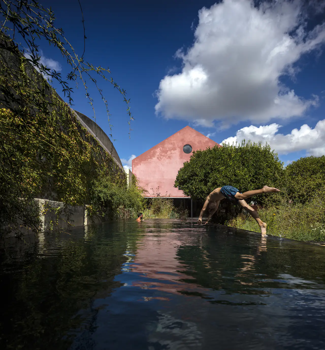 Top 5 Homes of the Week That Are Strongly Connected to Bodies of Water ...