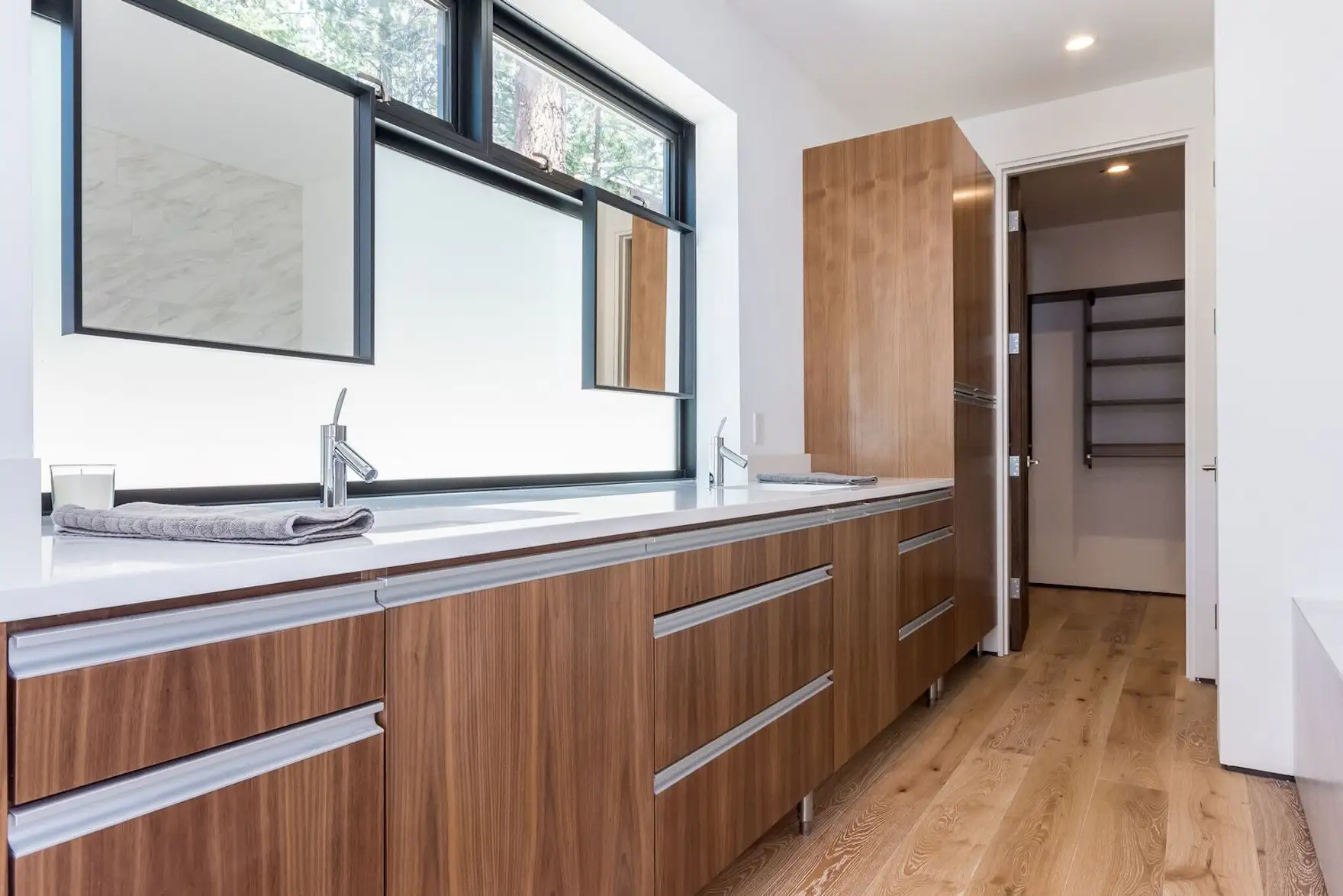 Mammoth Modern House 1 (12 Photos) - Dwell
