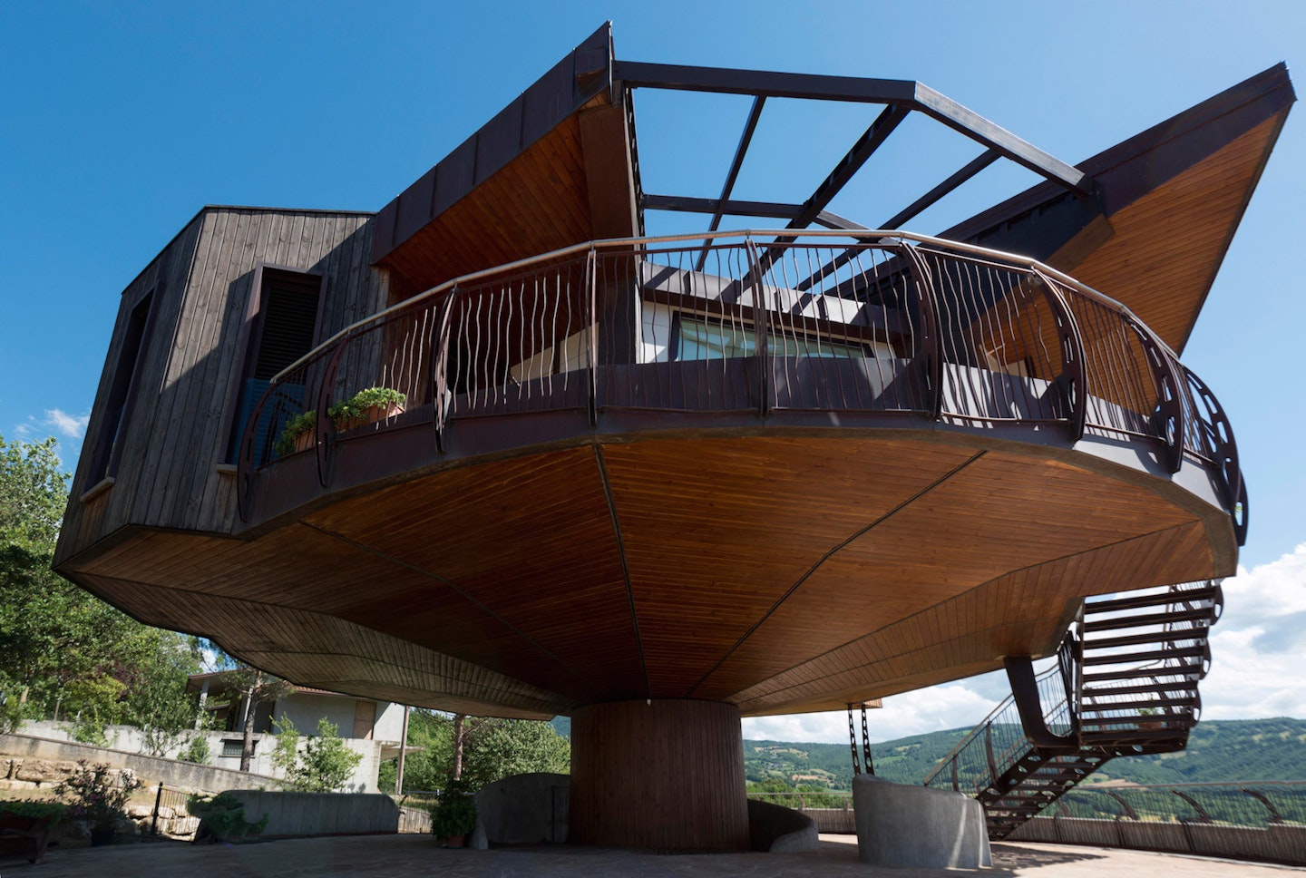 This Octagonal Prefab in Italy Rotates a Full 360 Degrees to Follow the ...