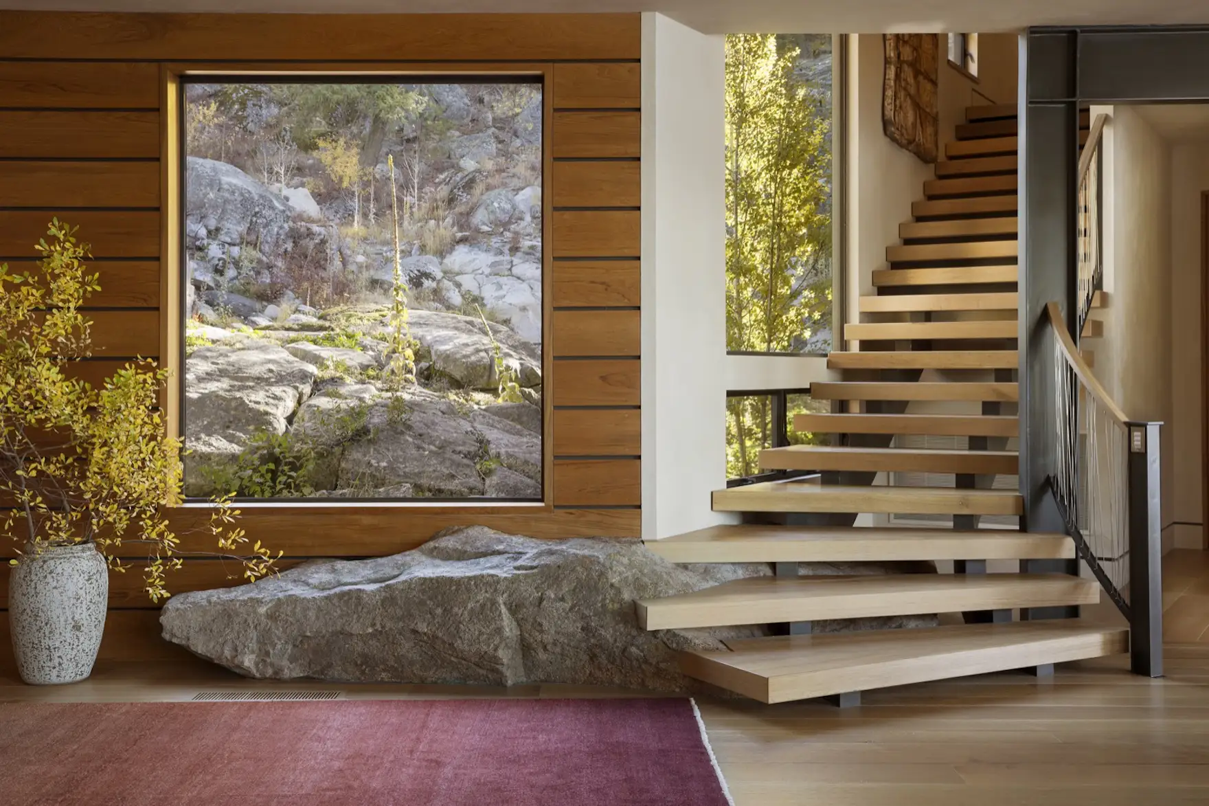Photo 4 of 21 in This Modern Cliff House Seamlessly Knits Into a Rocky ...