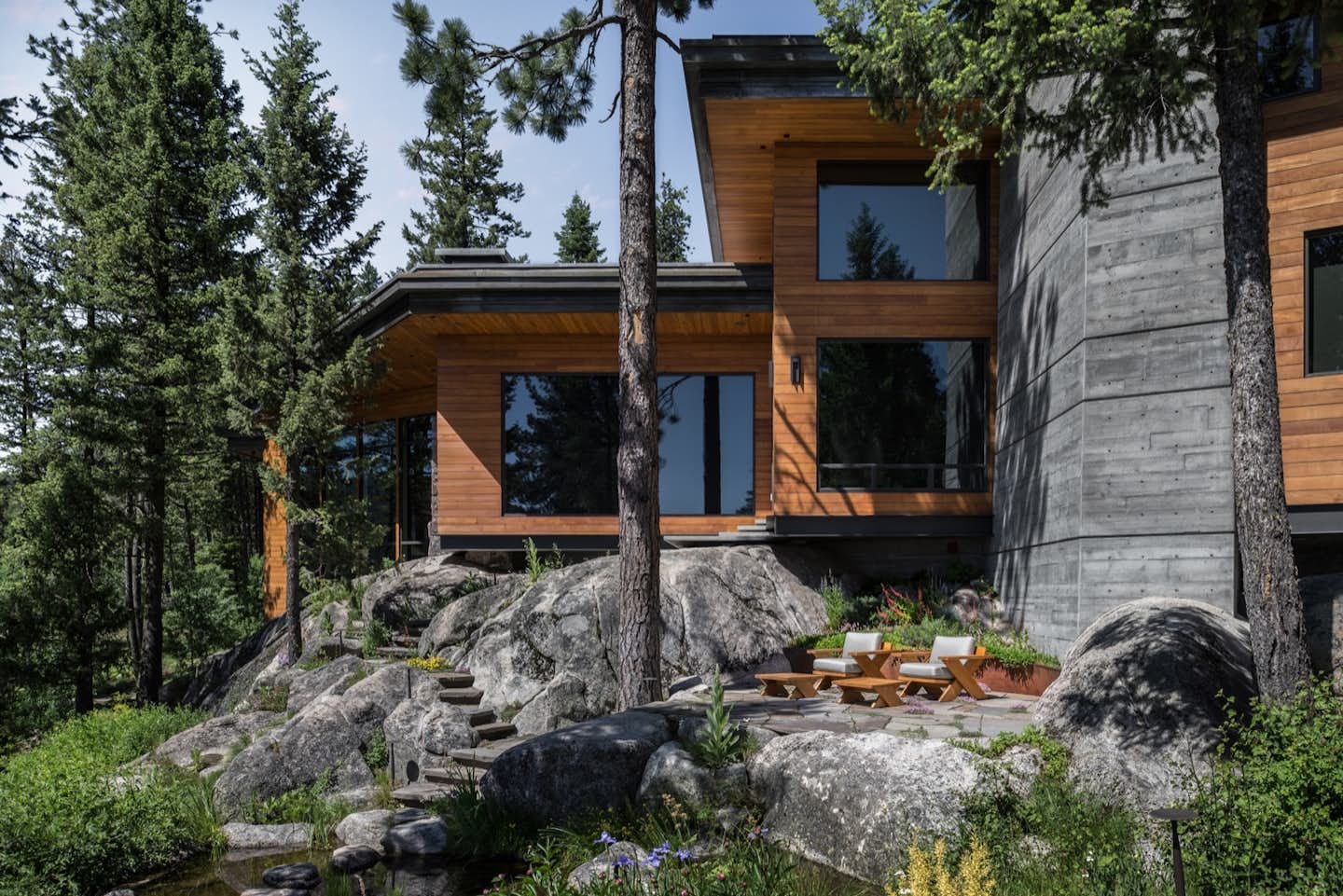 This Modern Cliff House Seamlessly Knits Into a Rocky Idaho Lakefront ...