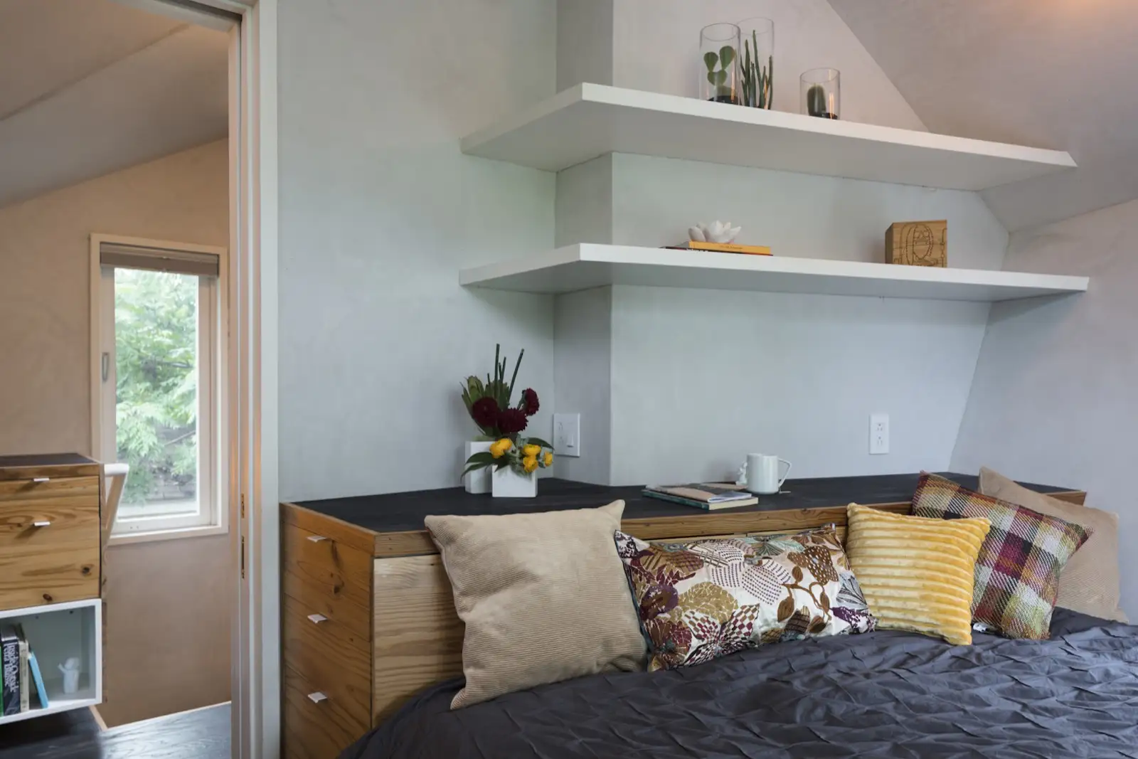 A Whimsical Guest House Leans Out to Maximize Space - Dwell