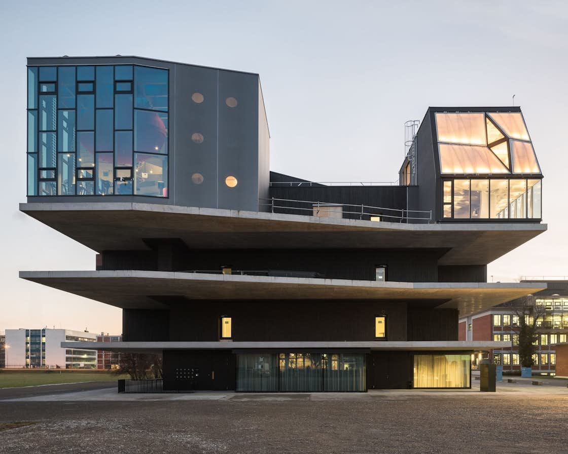 Photo 15 of 18 in Robots Built This Futuristic House That Generates ...