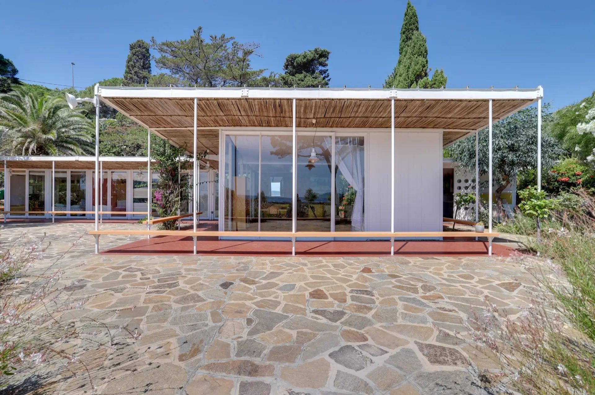 Photo 4 of 12 in A Midcentury Jean Prouvé Prefab on the French Riviera ...