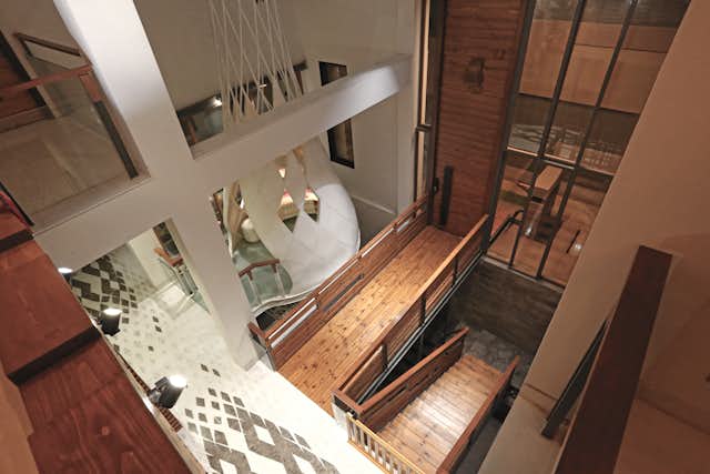 Photo 14 of 18 in 18 Homes That Keep Things Fresh With Central Atriums ...