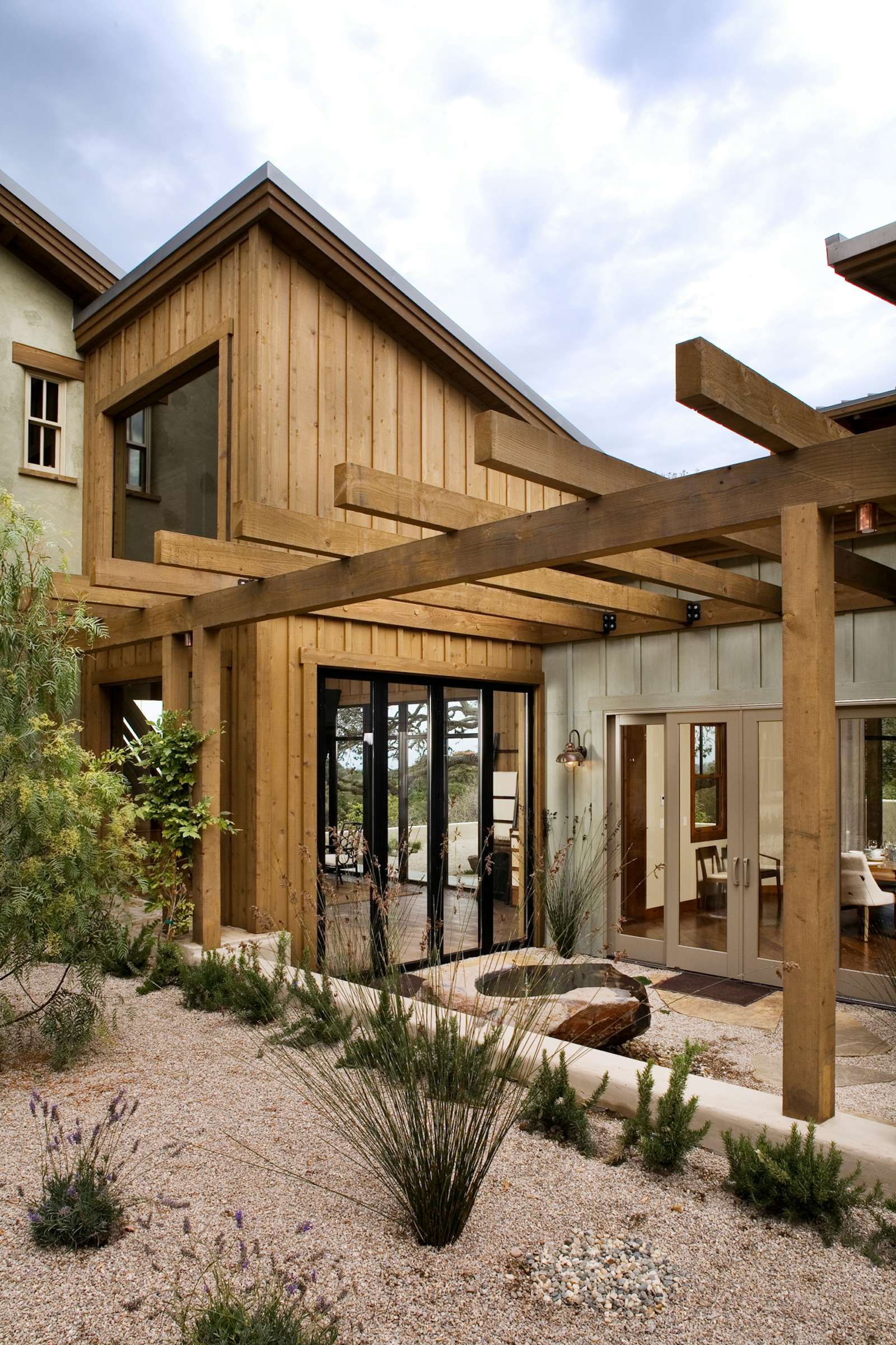 Photo 8 of 11 in Barn House Compound by Rick Pharaoh - Dwell