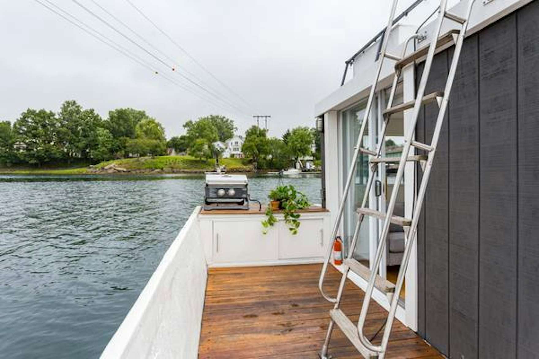 Photo 8 of 20 in Midcentury Modern Houseboat by Matthew Doherty - Dwell