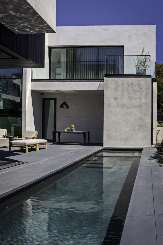 In True California Style, This Venice Beach Home Hovers Above a Pool ...
