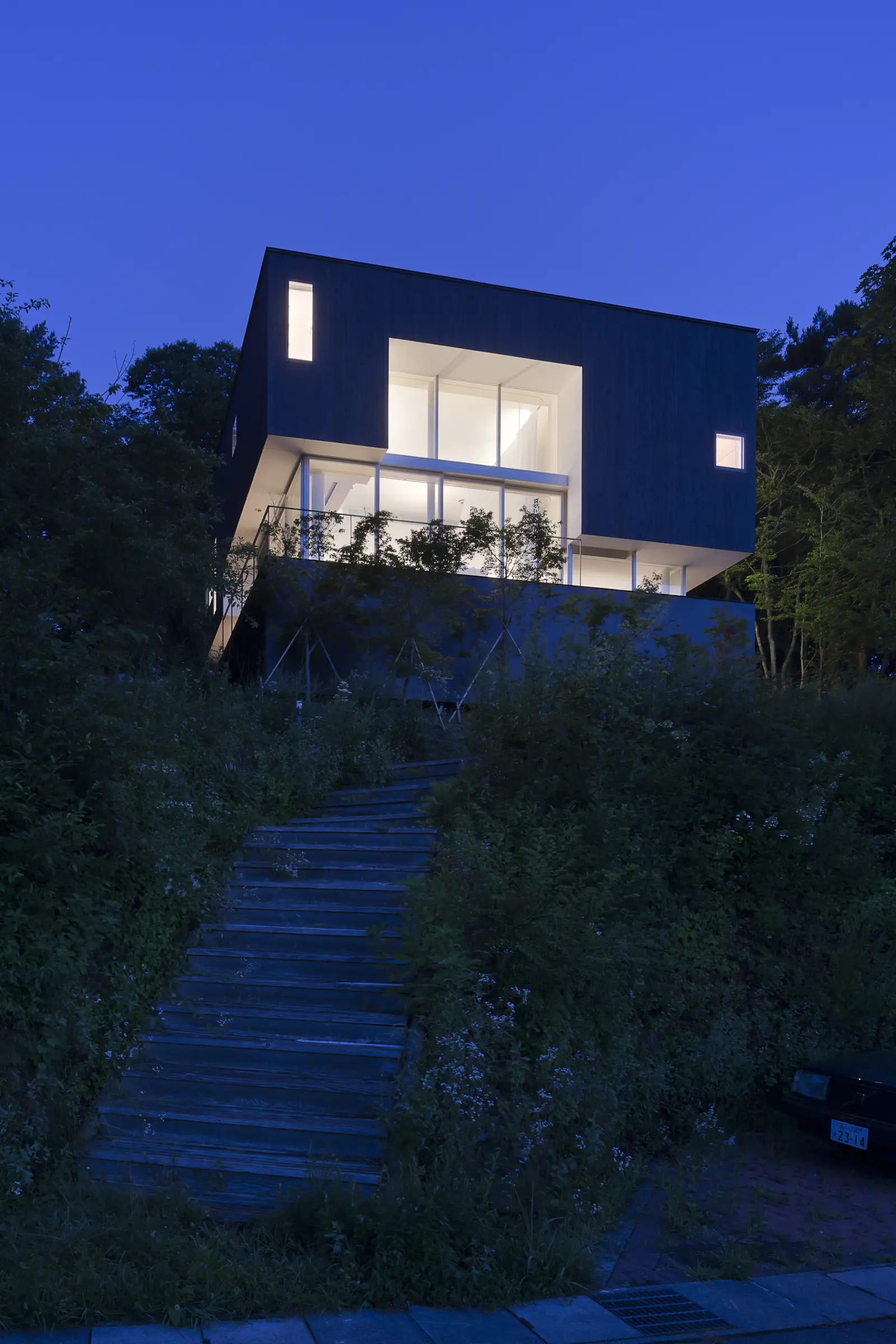 Photo 10 of 10 in A Cube-Shaped Japanese Home Opens Wide to the ...