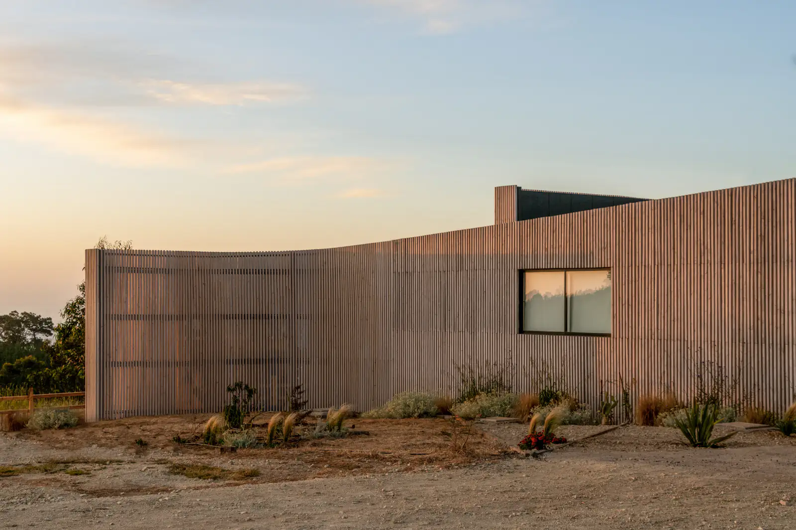 Photo 8 of 15 in A Chilean Beach Home’s Sinuous Facade Is Designed for ...