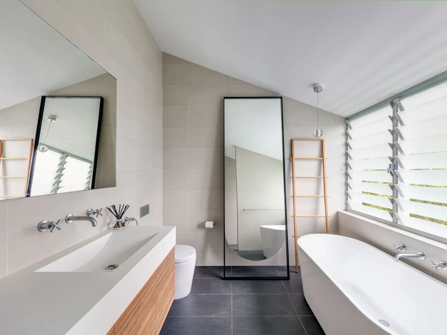 Photo 5 of 10 in An Architectural “Gorge” Splits This Australian Home ...