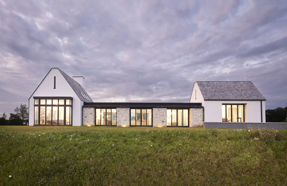 This Idyllic Wisconsin Farmhouse Looks Like a Set of Old English ...