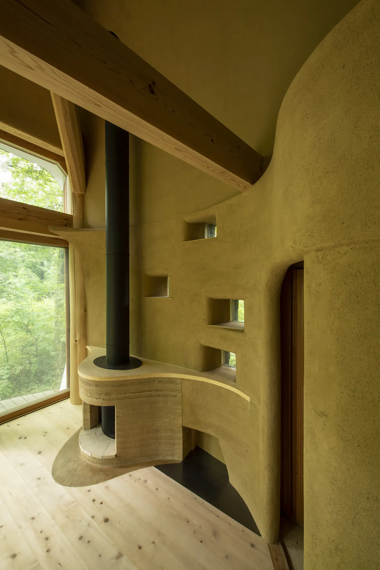 This Curvaceous Timber and Earth Cabin Blends Into a Japanese Forest ...