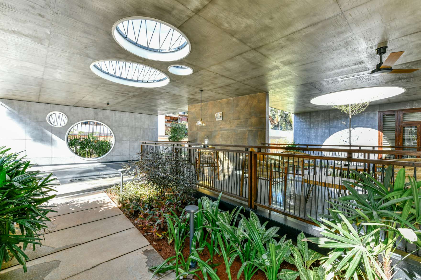 Photo 30 of 35 in 35 Modern Homes That Make the Case for Concrete from ...