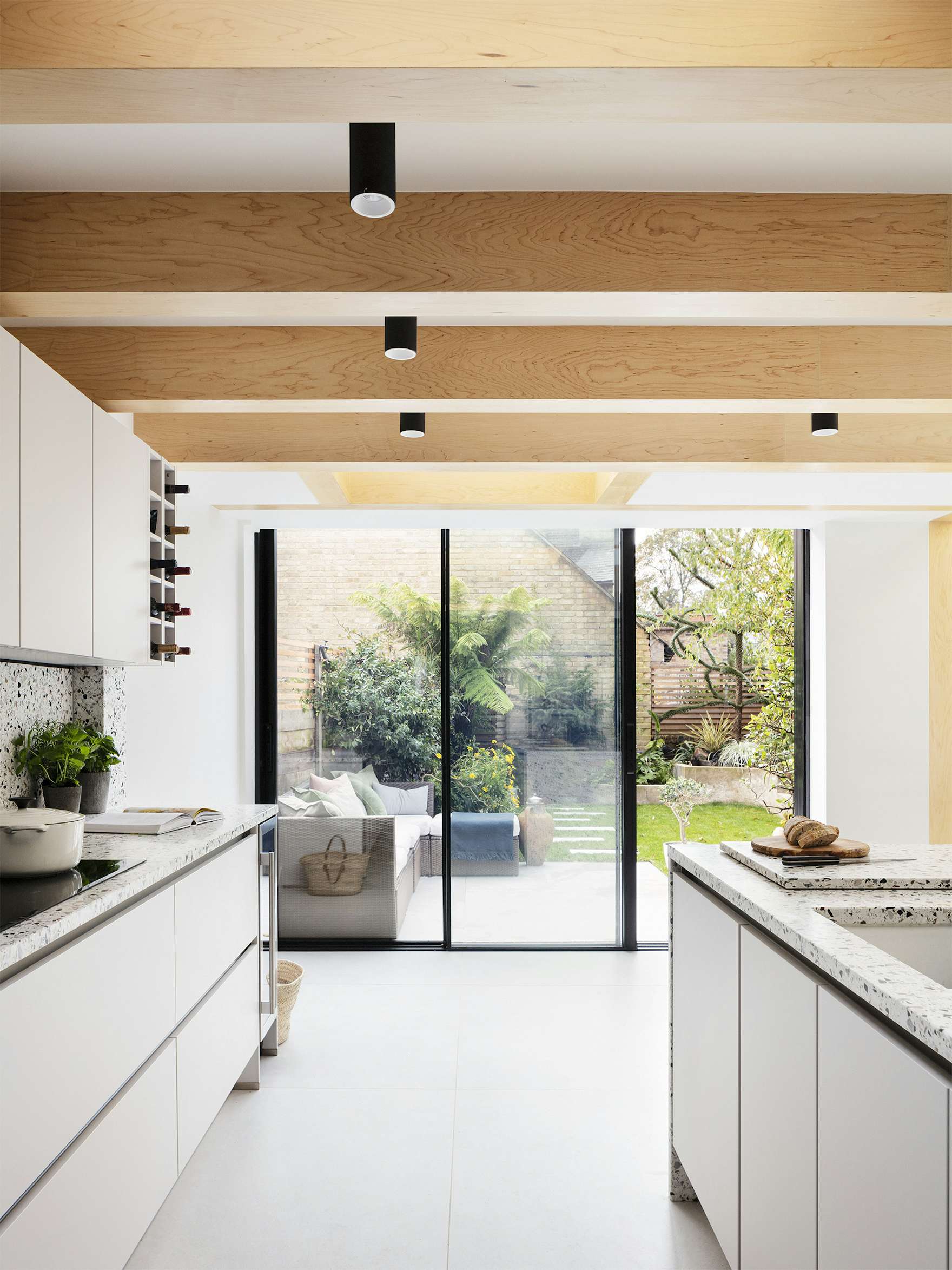 Photo 14 of 18 in A Glass Courtyard Brings the Garden Inside a London ...