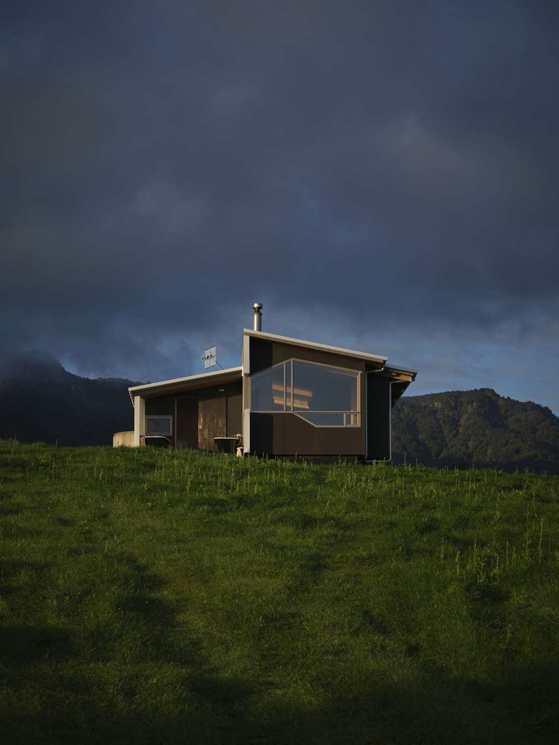 A Remote Cabin in New Zealand Celebrates Affordable Materials and Life ...