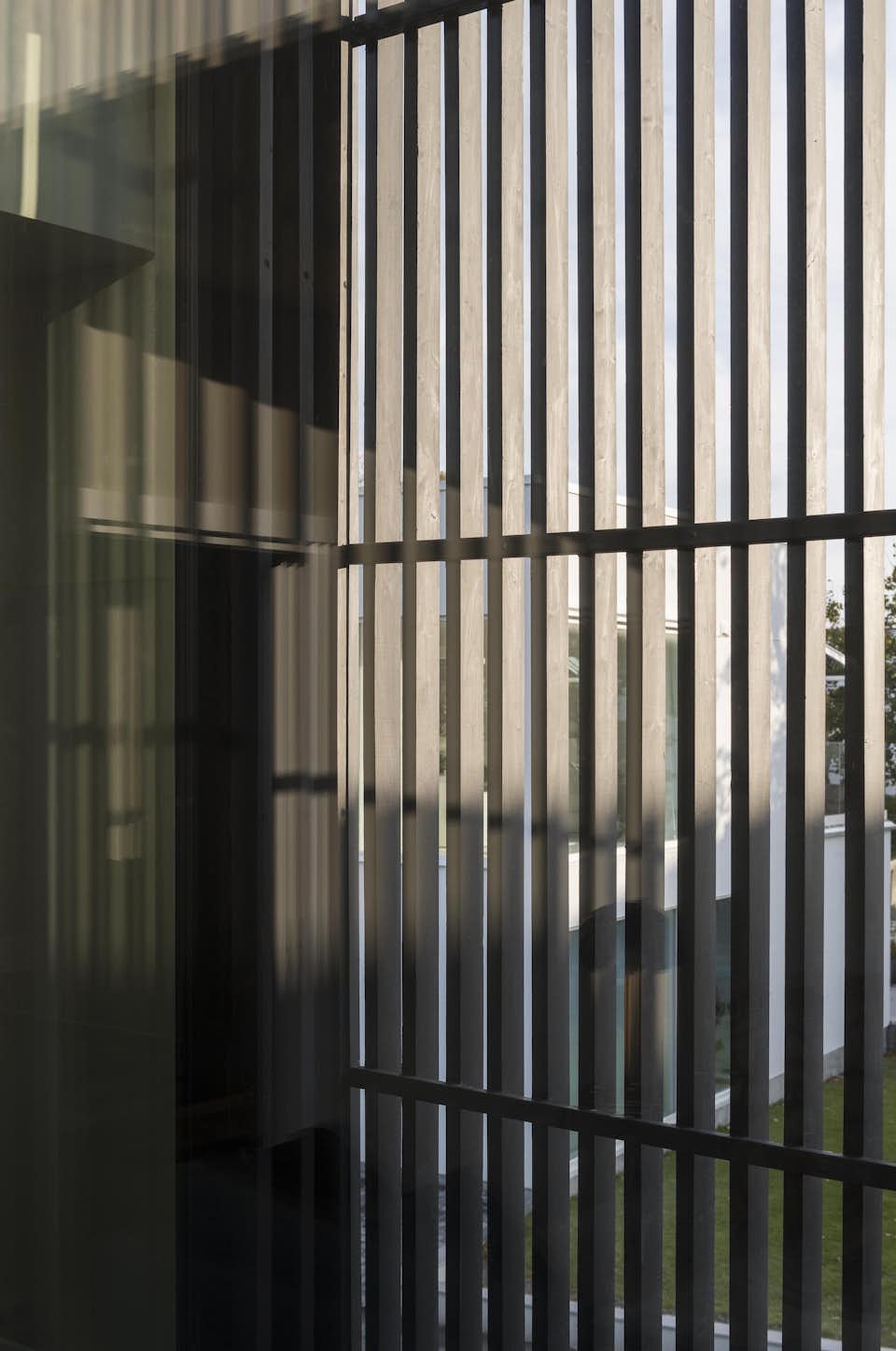 Photo 12 of 14 in Mesmerizing Black Slats Pair With Huge Windows at ...