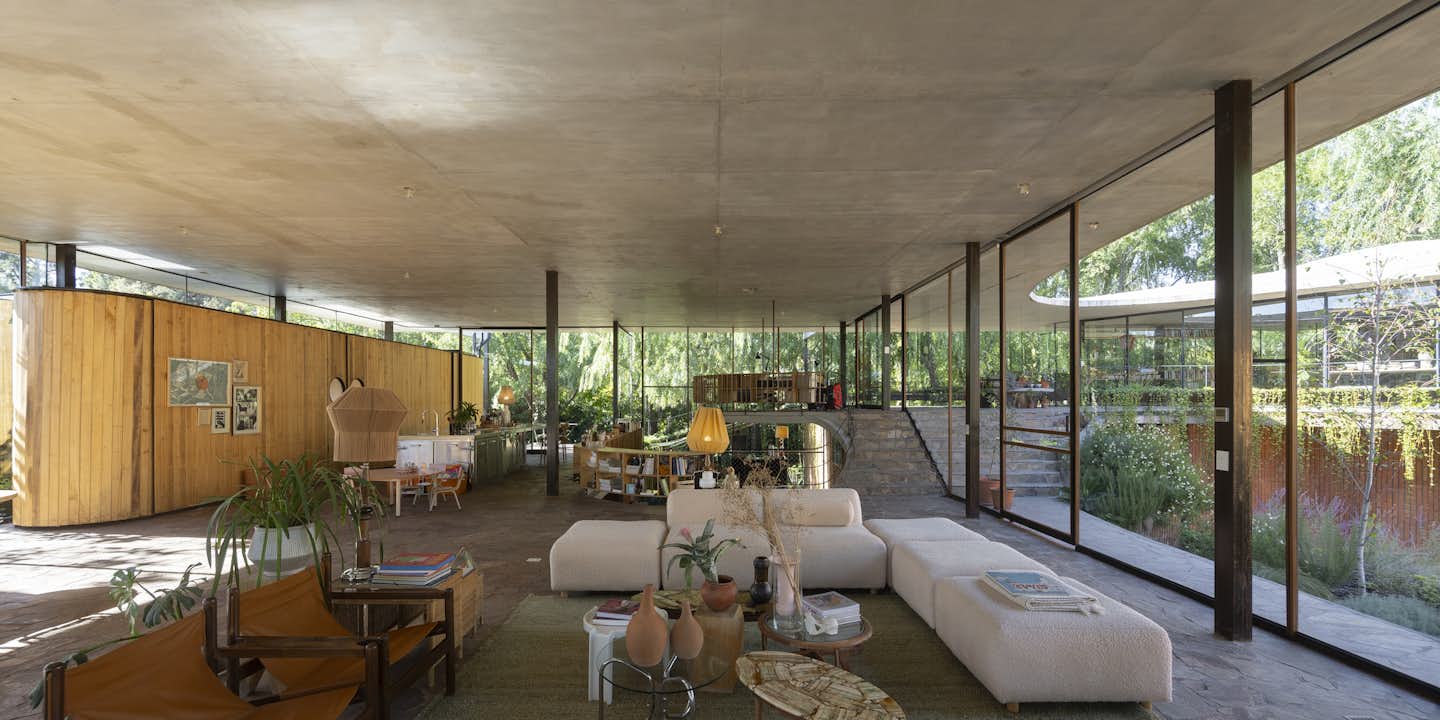 Photo 9 of 18 in A Swooping Concrete Canopy Crowns a Pavilion-Style ...