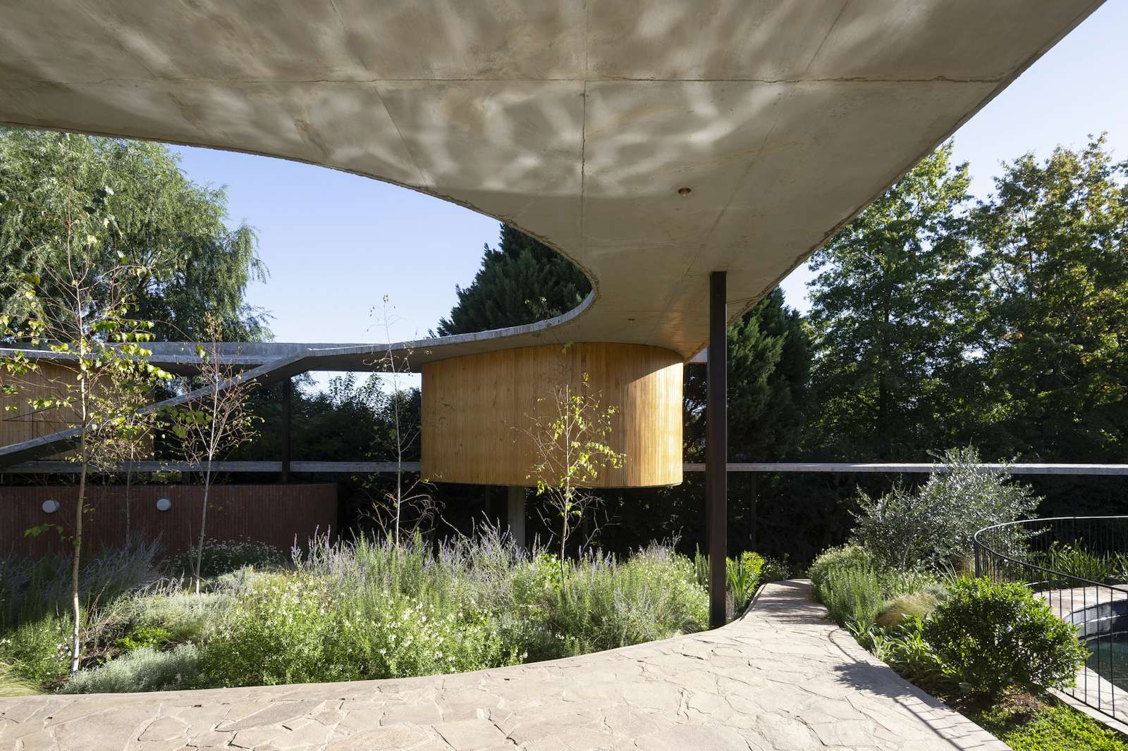 Photo 6 of 18 in A Swooping Concrete Canopy Crowns a Pavilion-Style ...
