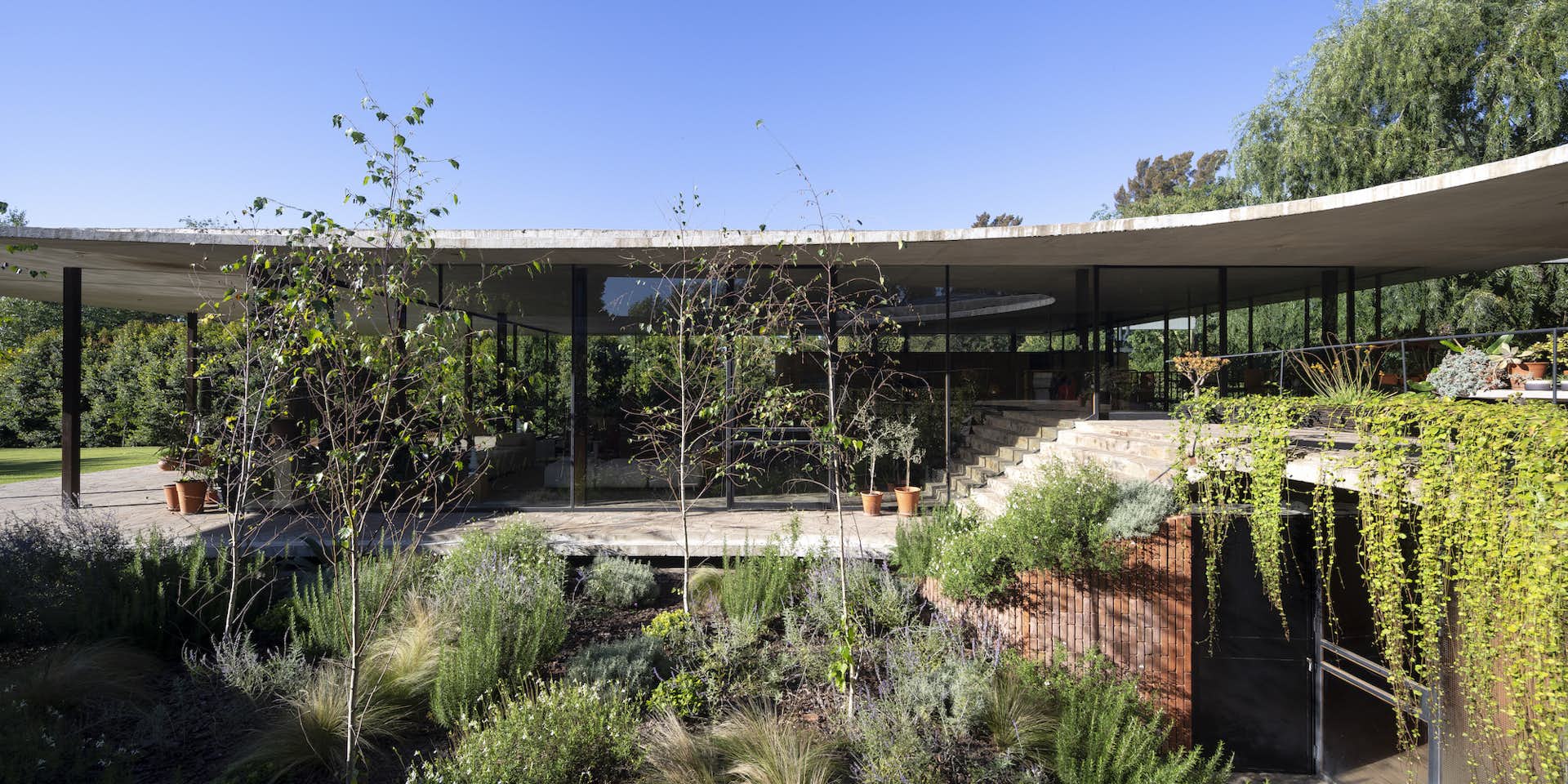 Photo 1 of 18 in A Swooping Concrete Canopy Crowns a Pavilion-Style ...