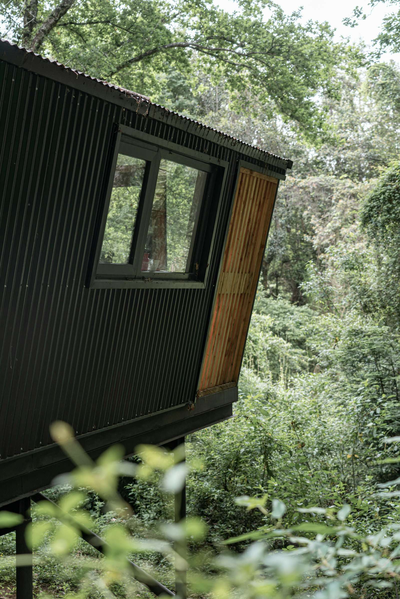 Photo 18 of 21 in The Only Way Through This Cabin in Chile Is Up Its ...