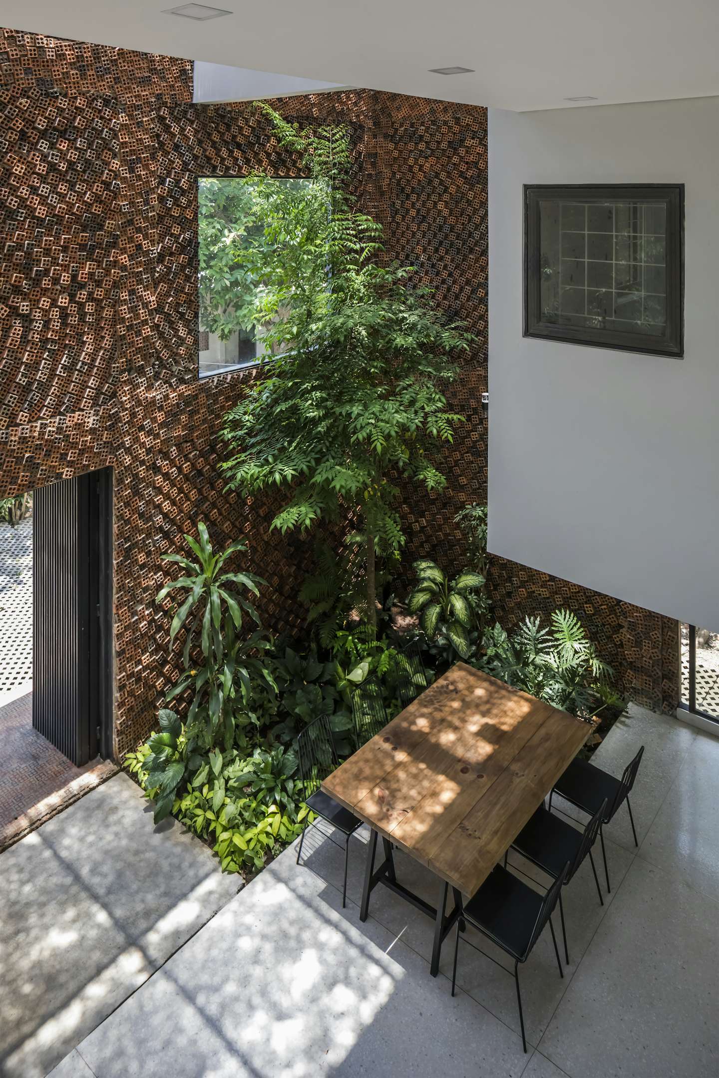 Wall house (35 Photos) - Dwell