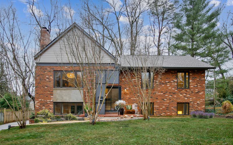 The split foyer house (21 Photos) - Dwell