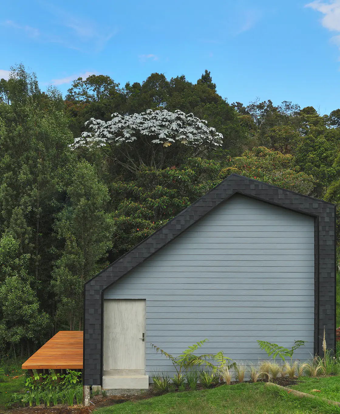 A Colombian Cabin Uses Shingles as Camouflage in Its Tropical Setting ...