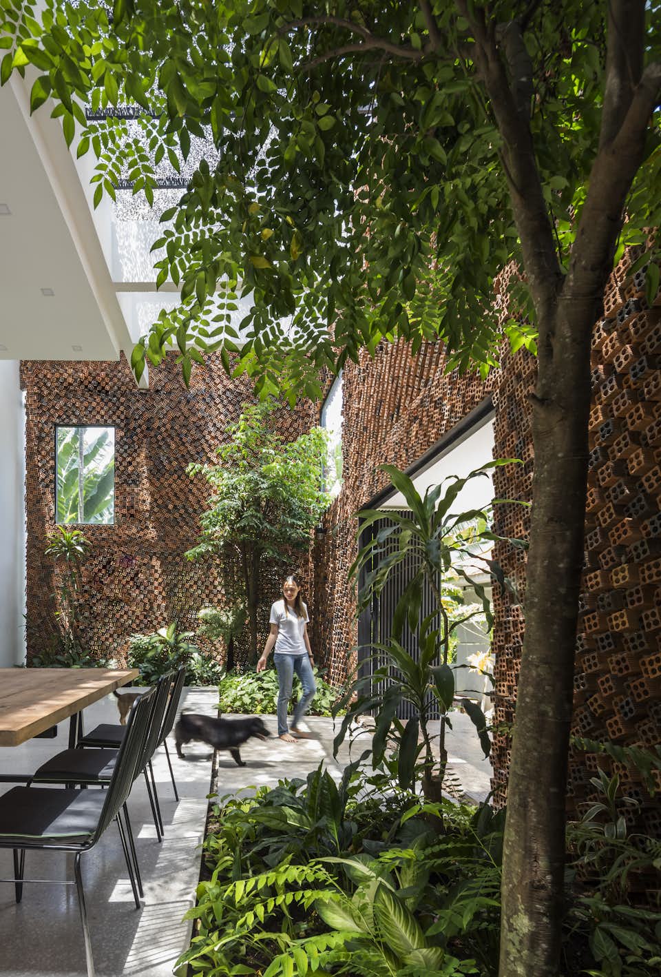 Photo 7 of 23 in A Biophilic Home in Vietnam Impresses With a Hollow ...